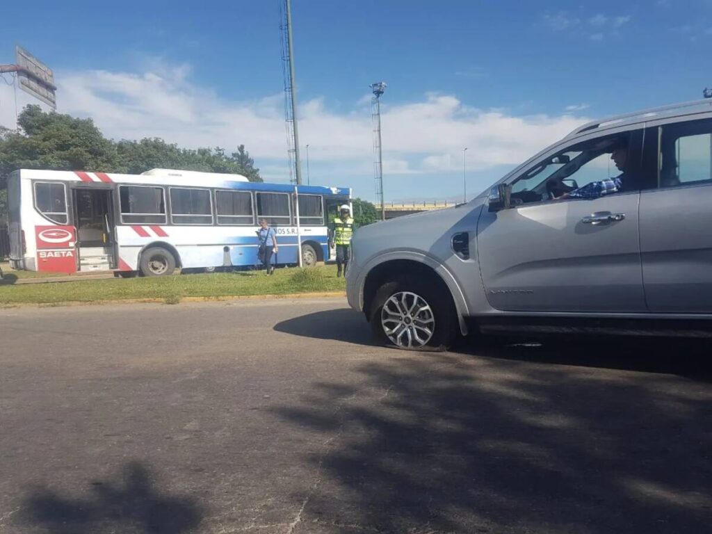 Salta Capital | Colectivo de SAETA protagonizó un choque en la rotonda ...